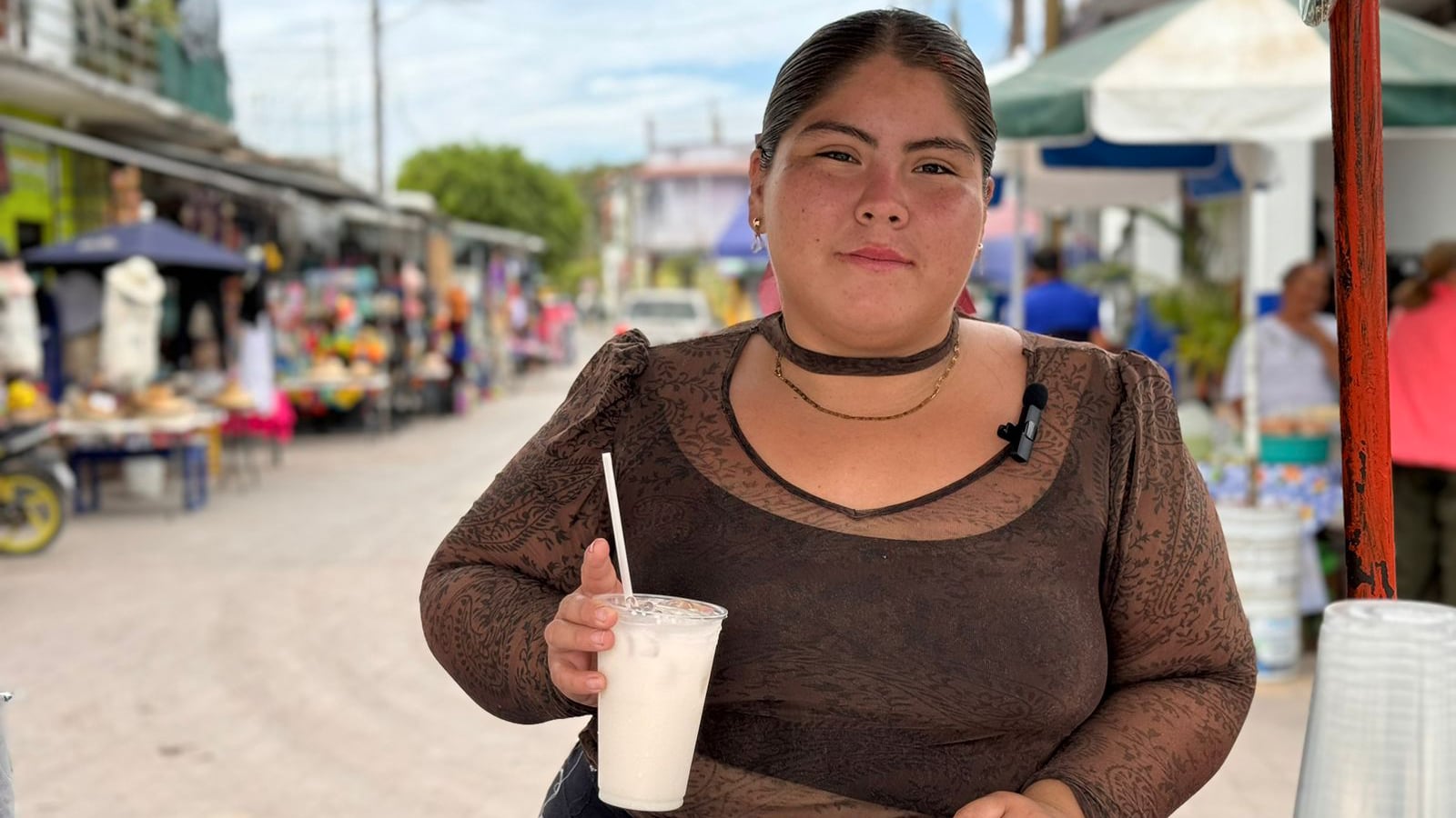 "Páseleeeee", el grito que ha vuelto famosa a Karlita vendiendo agua de ...